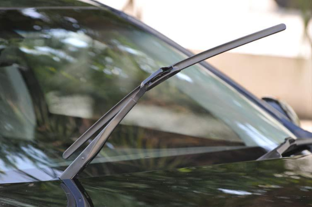 How to change the wiper blades on your Renault Kwid - Car Ownership ...