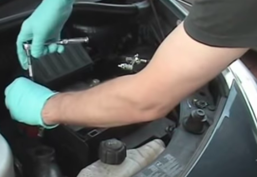 How to replace the car battery on a Renault Duster - Car Ownership ...